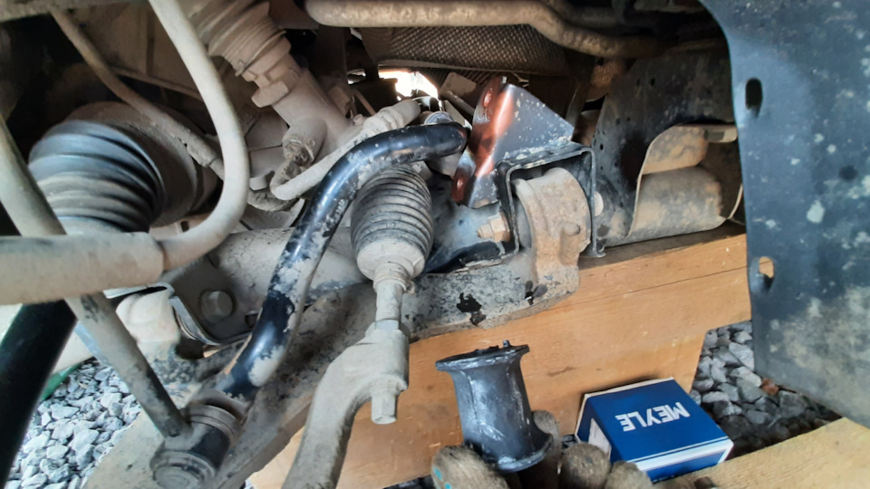 Замена втулок стабилизатора переднего — Volkswagen Multivan (T5), 2 л ...