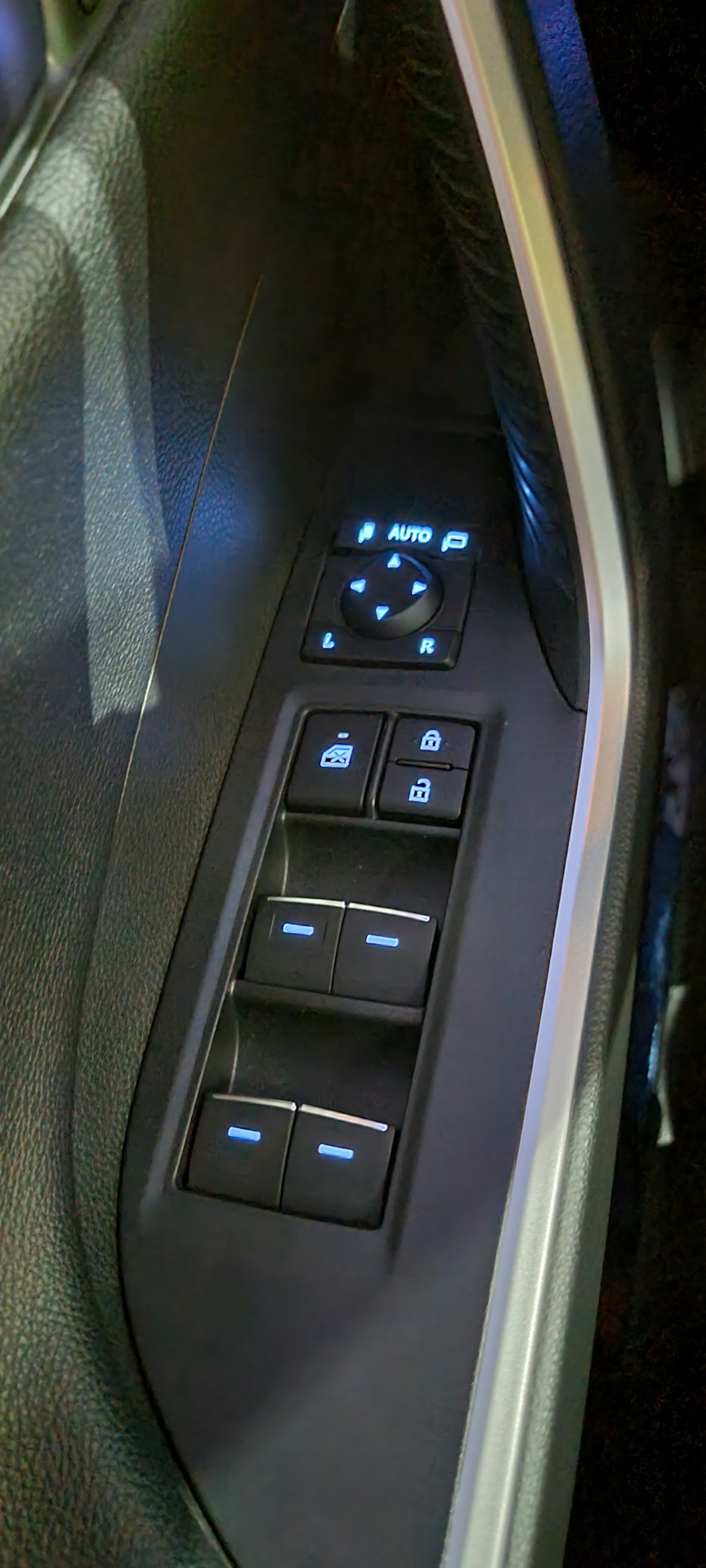Подсветка кнопок стеклоподъемников и зеркал — Toyota RAV4 (5G), 2,5 л ...