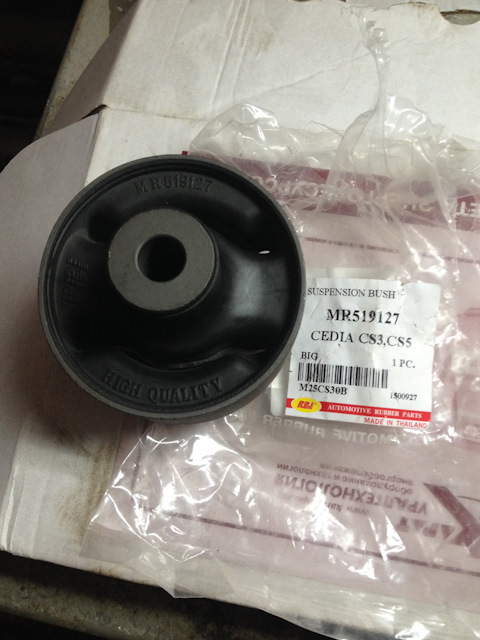 MR519127 Сайлентблок передний заднего продольного рычага MMC AIRTREK 01 ...