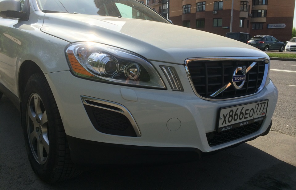 Накладки R-DESIGN в передний бампер — Volvo XC60 (1G), 2,4 л, 2011 года ...
