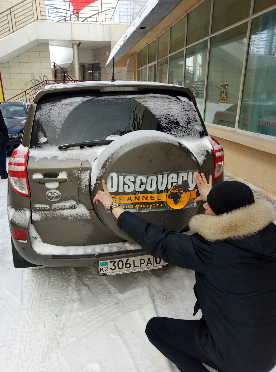 Наклейка на колпак запасного колеса — Toyota RAV4 (III), 2 л, 2010 года ...
