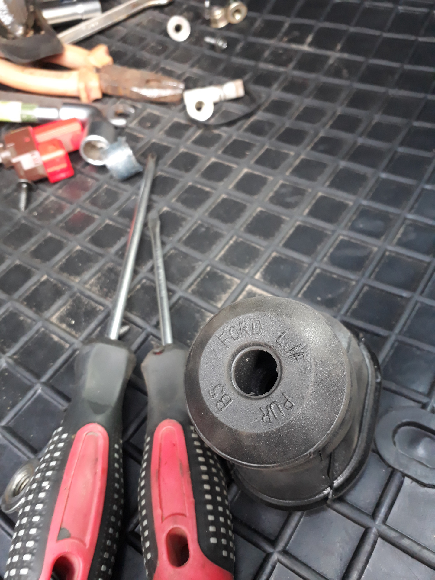 Пыльник педали тормоза — Ford Mondeo III, 2 л, 2006 года | визит на ...