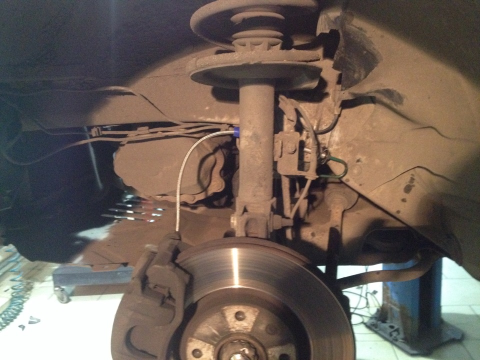 Новые тормозные шланги занимают свое место))) — Peugeot 307, 2 л, 2003 ...