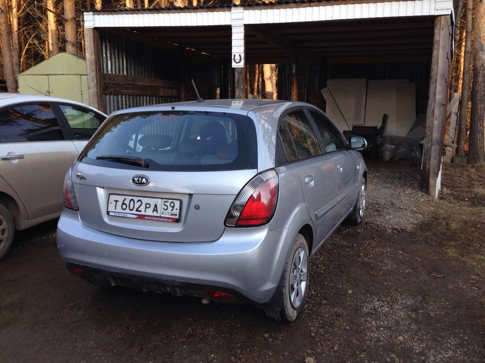 Подиум номерного знака и новые номерные рамки — KIA Rio (2G), 1,4 л ...