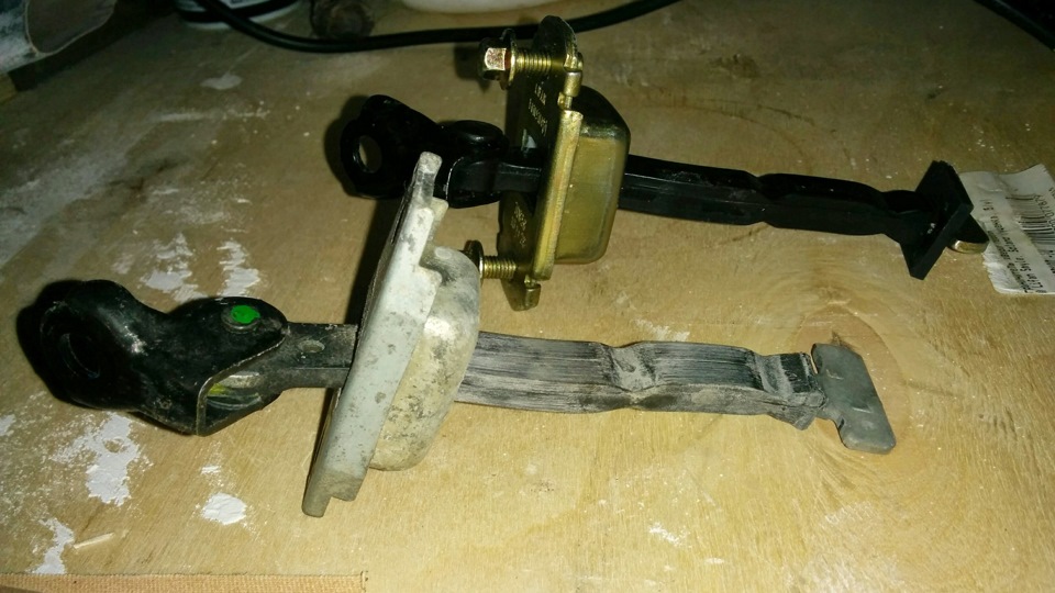 Установил ограничители дверей от Lifan Solano — Pontiac Vibe (1G), 1,8 ...