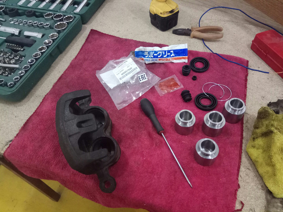 MB857840 Ремкомплект суппорта тормозного переднего Mitsubishi ...