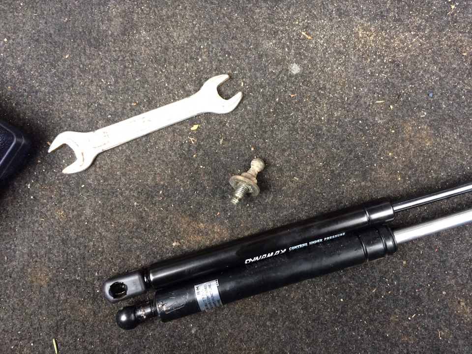 Замена газовых упоров багажника и капота — Toyota Crown (S140), 2,5 л ...