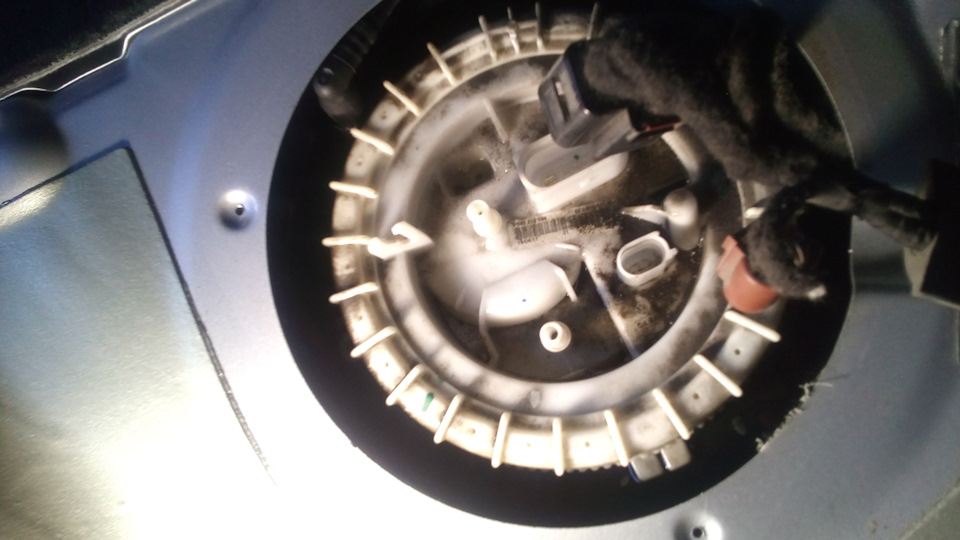 Замена топливного фильтра — Audi A4 Allroad (B8), 2 л, 2011 года ...