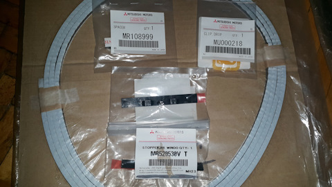 MU000218 Клипса молдинга крыши Mitsubishi | Запчасти на DRIVE2