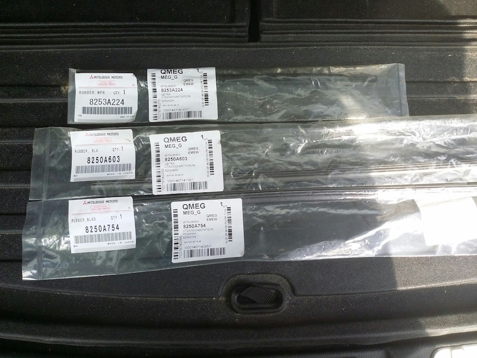 Замена резинок стеклоочистителя. — Mitsubishi Outlander (3G), 2,4 л ...