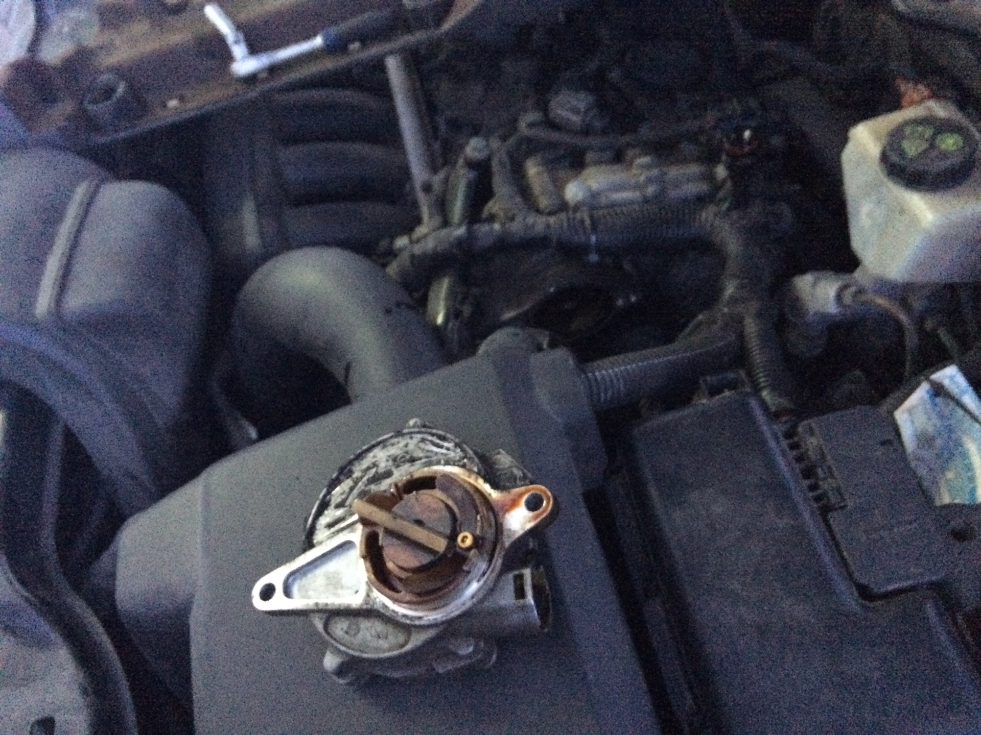 Устранение течи вакуумного насоса — Volvo XC90 (1G), 3,2 л, 2007 года ...