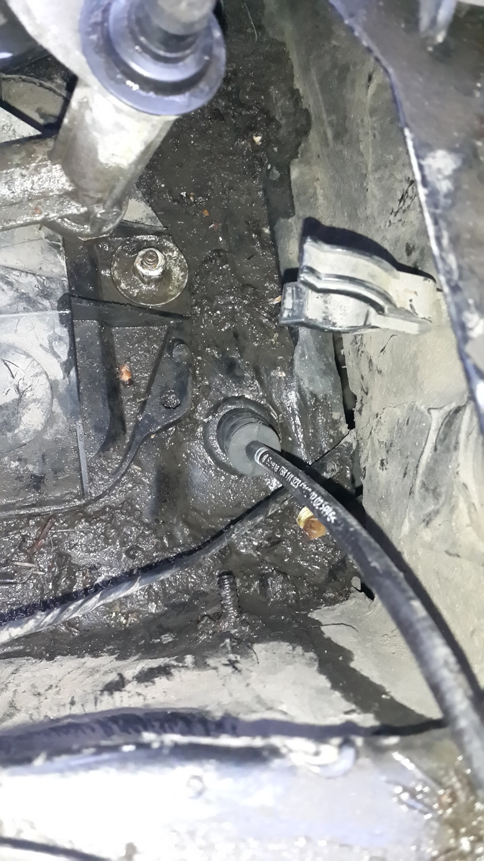 Поменял уплотнитель троса открытия капота — Volkswagen Golf Mk4, 1,6 л ...