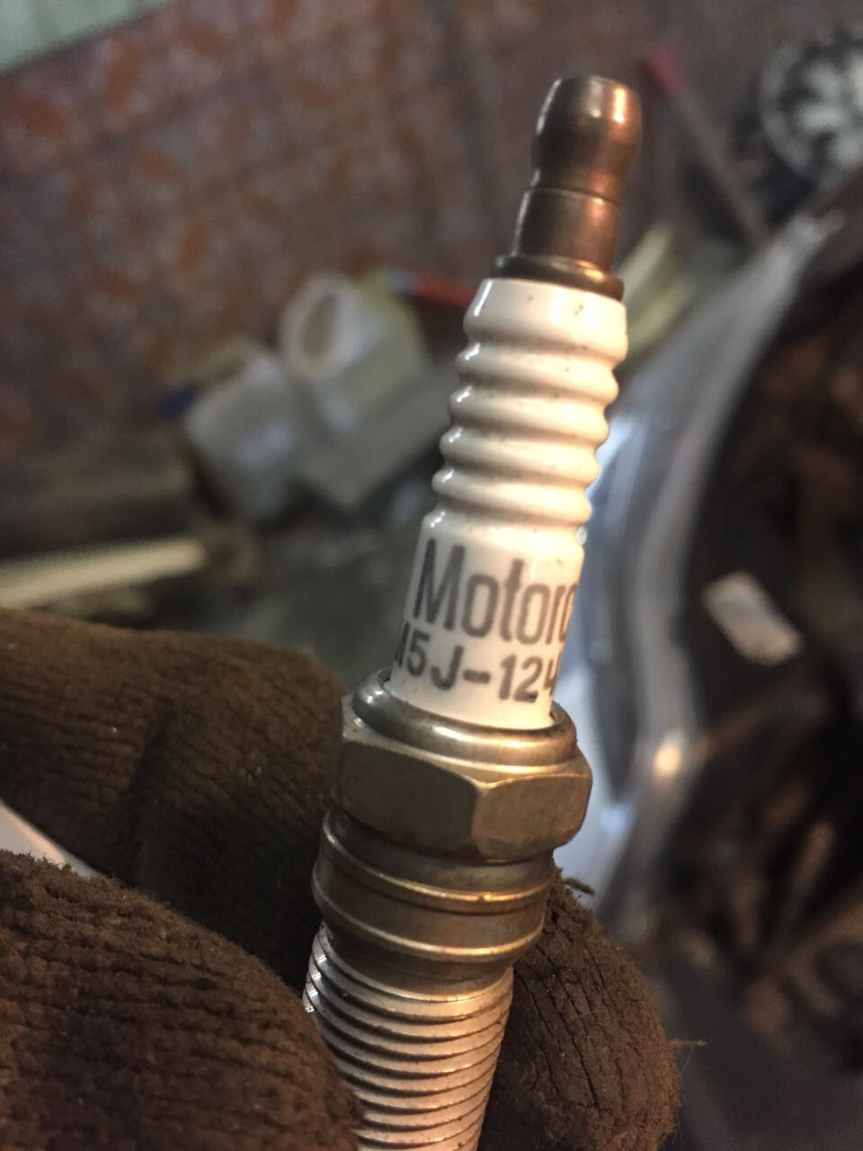 #12 Замена свечей зажигания — Ford Focus Sedan III, 1,6 л, 2014 года ...