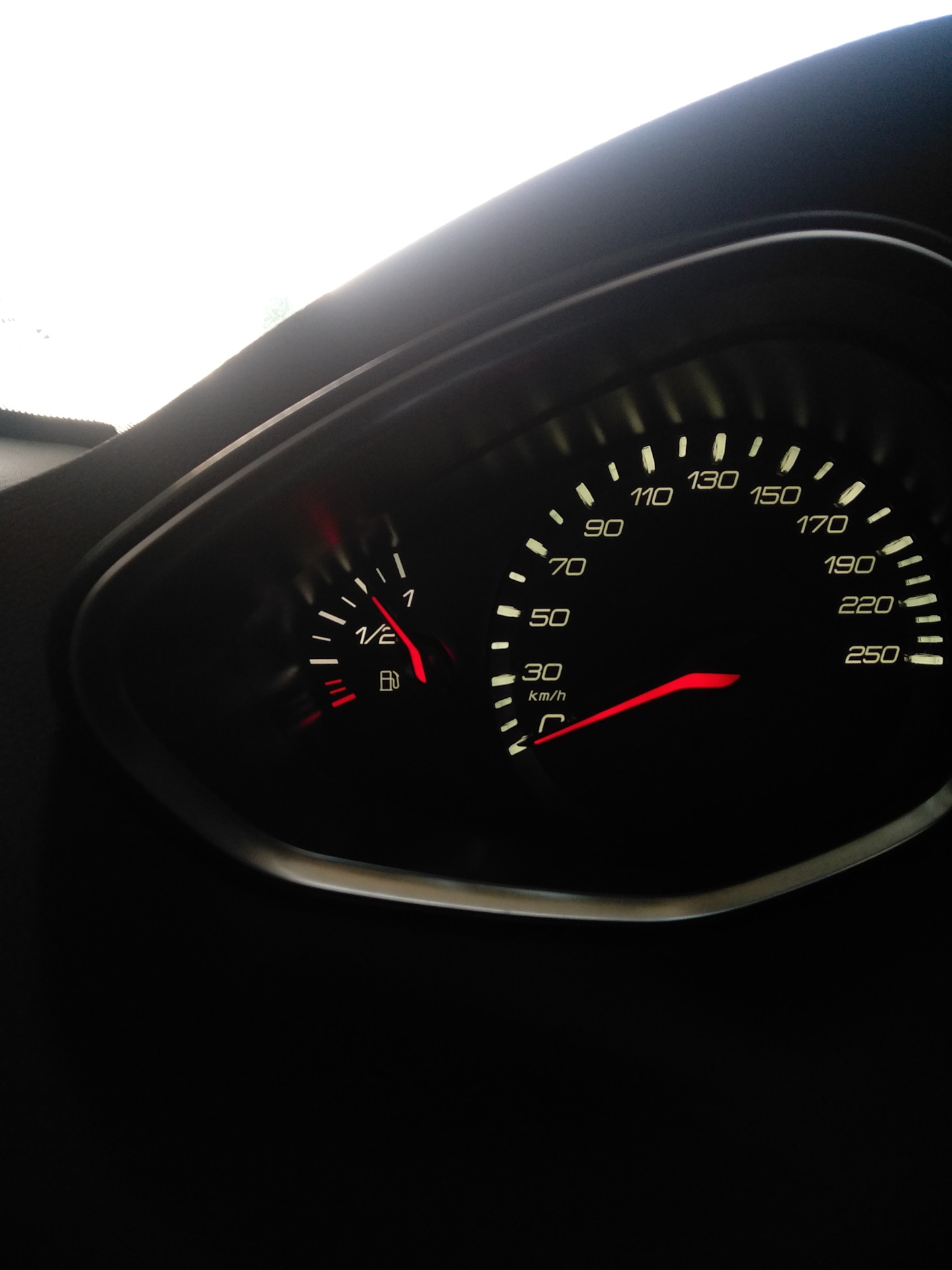 Стрелка уровня топлива не правильно показывает. — Peugeot 308 SW (2G ...