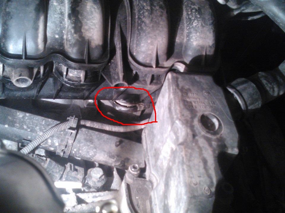 Непознанное отверстие на впускном коллекторе — Audi A2, 1,4 л, 2002 ...