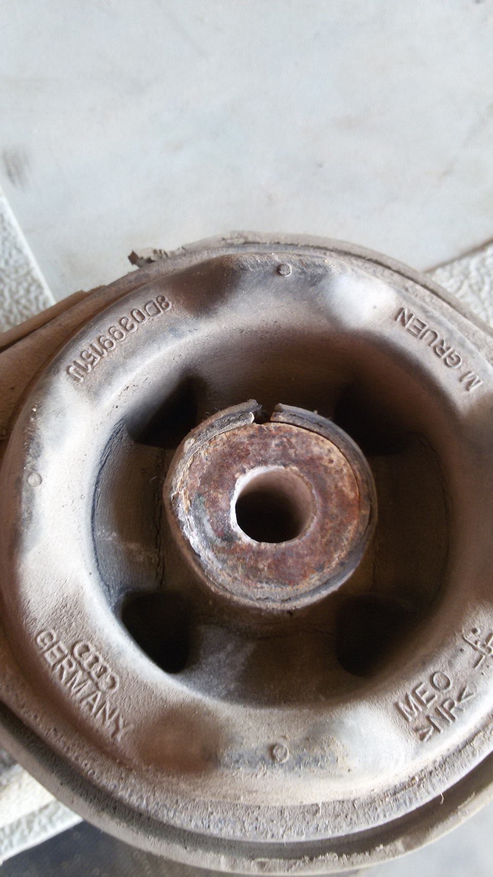 Замена подушки КПП ( теперь правой ) — Audi A4 (B5), 1,6 л, 2000 года ...