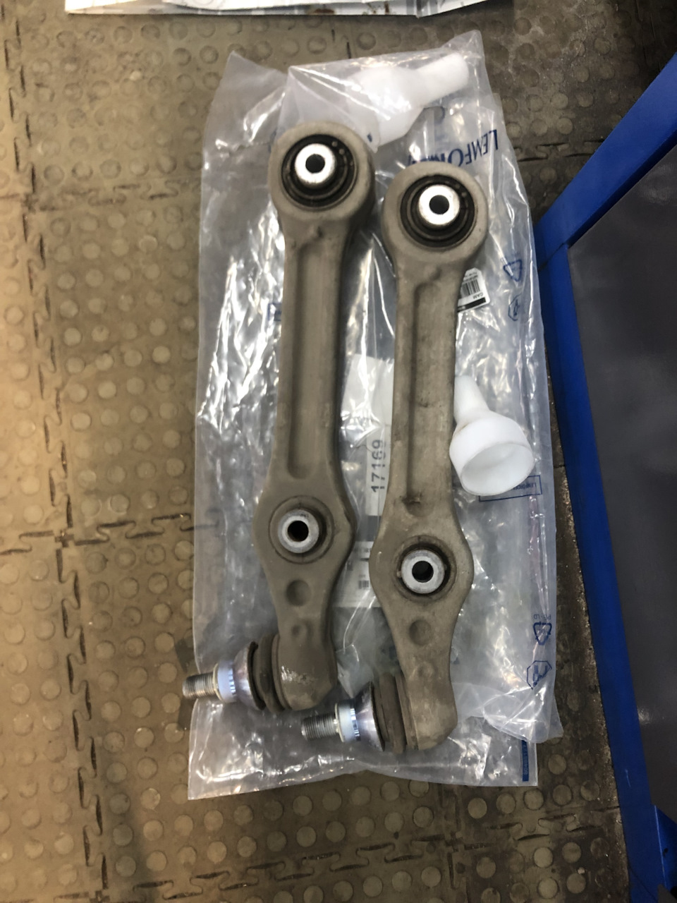 Замена нижних продольных рычагов — Mercedes-Benz E-class (W213), 2 л ...