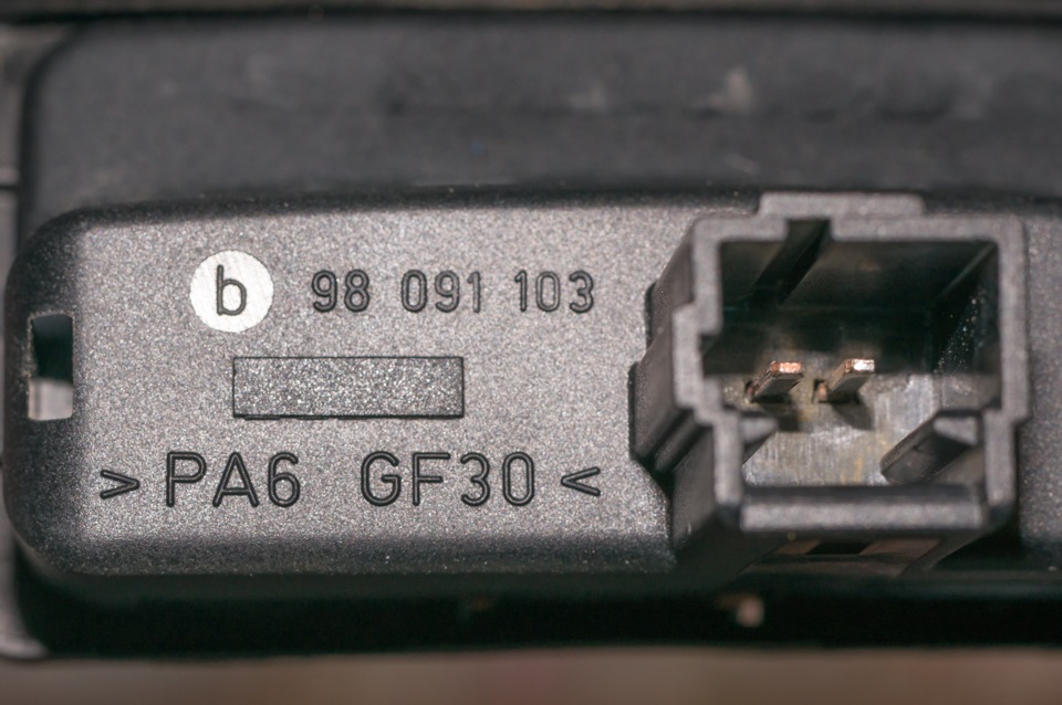 98091103 Кнопка крышки багажника RENAULT | Запчасти на DRIVE2