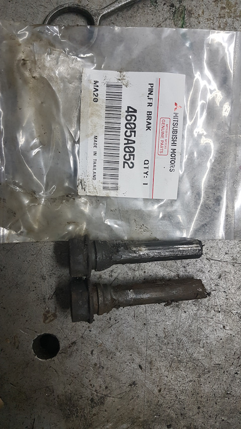 4605A052 ПАЛЕЦ ПЕРЕДНЕГО ТОРМОЗА Mitsubishi | Запчасти на DRIVE2