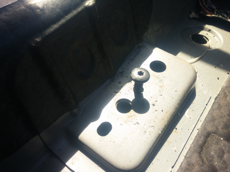 Нужен номер болтика. — Renault Megane II, 1,6 л, 2007 года | запчасти ...