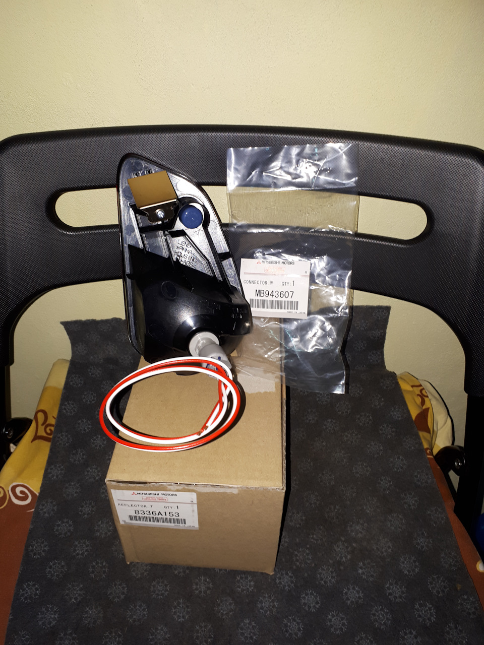 8336A153 Отражатель задний левый Mitsubishi | Запчасти на DRIVE2