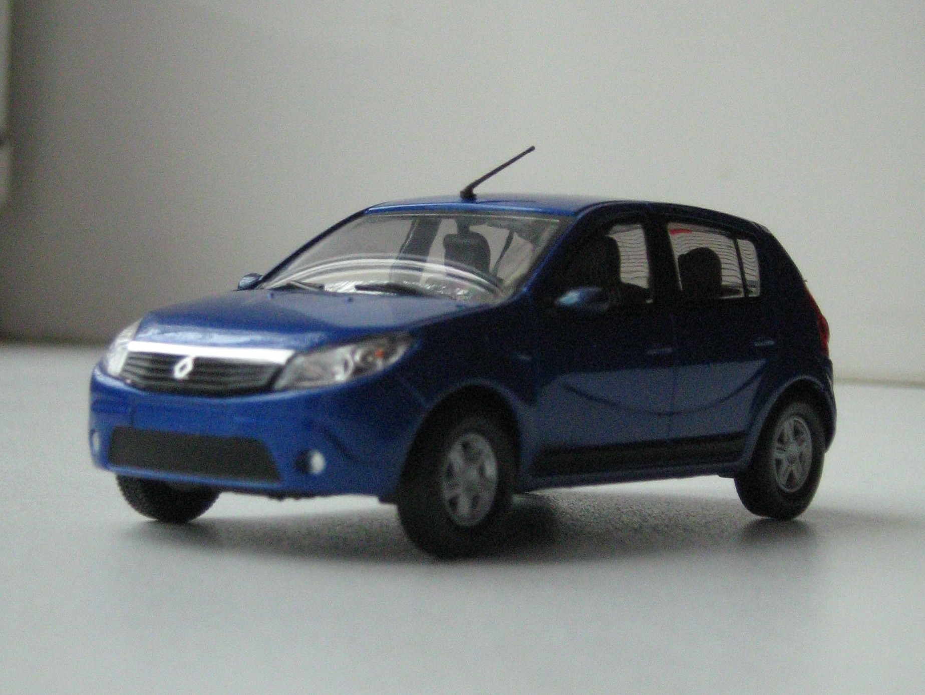 Синячок — Renault Sandero 1G, 1,6 л, 2010 года | просто так | DRIVE2