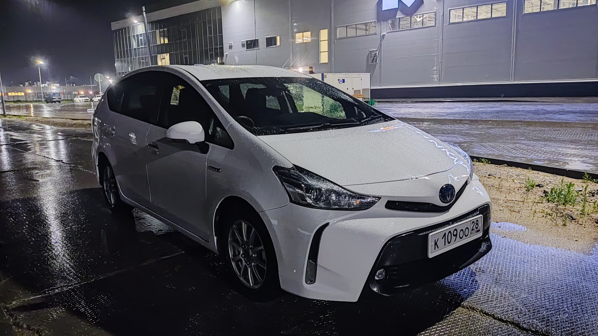 Toyota Prius Alpha 1.8 бензиновый 2018 | на DRIVE2