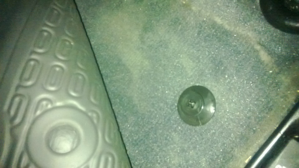 Крепеж для ковра с высоким бортом. — Toyota Camry (XV40), 2,4 л, 2010 ...