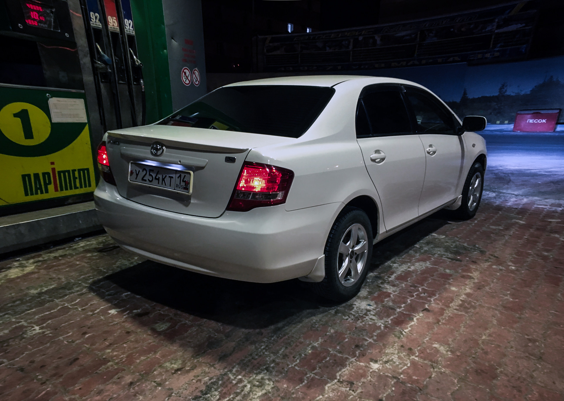 Спойлер на месте. Жопец преобразился =) — Toyota Corolla Axio (E140), 1,5 л, 2008 года ...