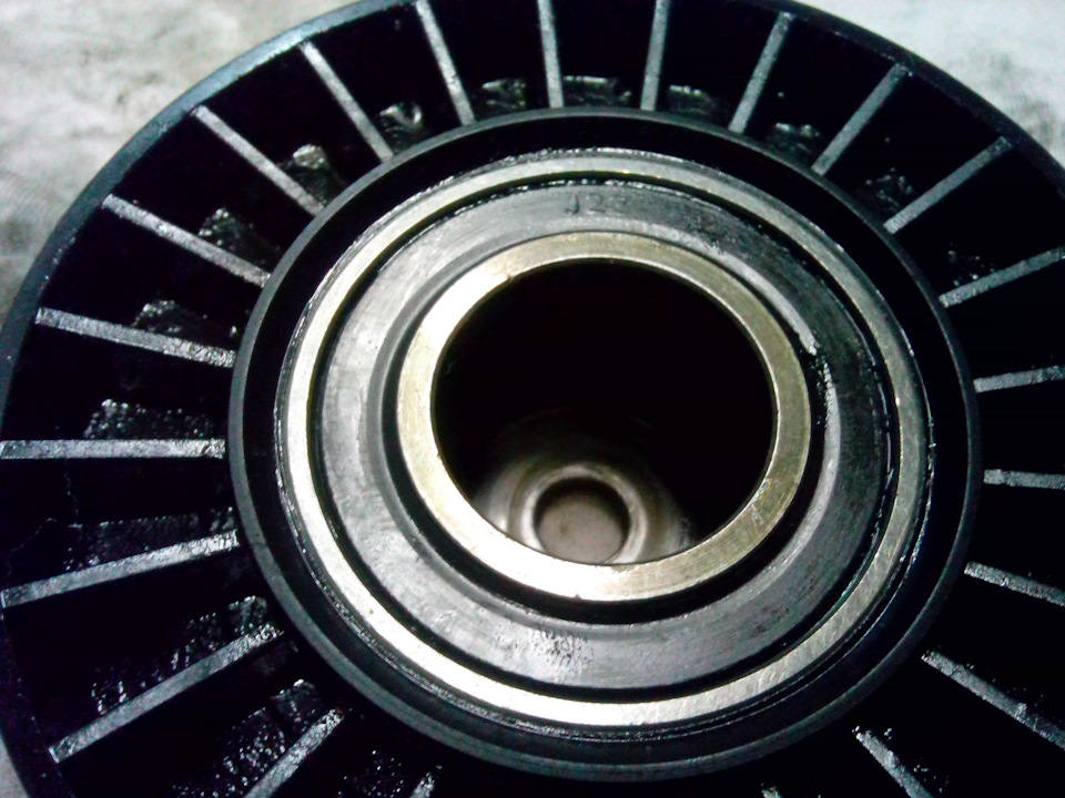 Обводной и натяжной ролики — Volkswagen Transporter T4, 2,5 л, 1997 ...