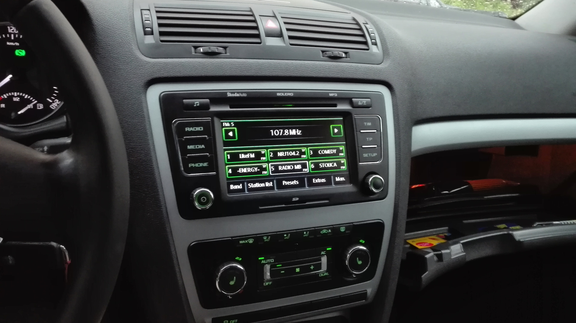 всегда хотел "немного" телека в машине) — Skoda Octavia A5 Mk2, 1,8 л ...