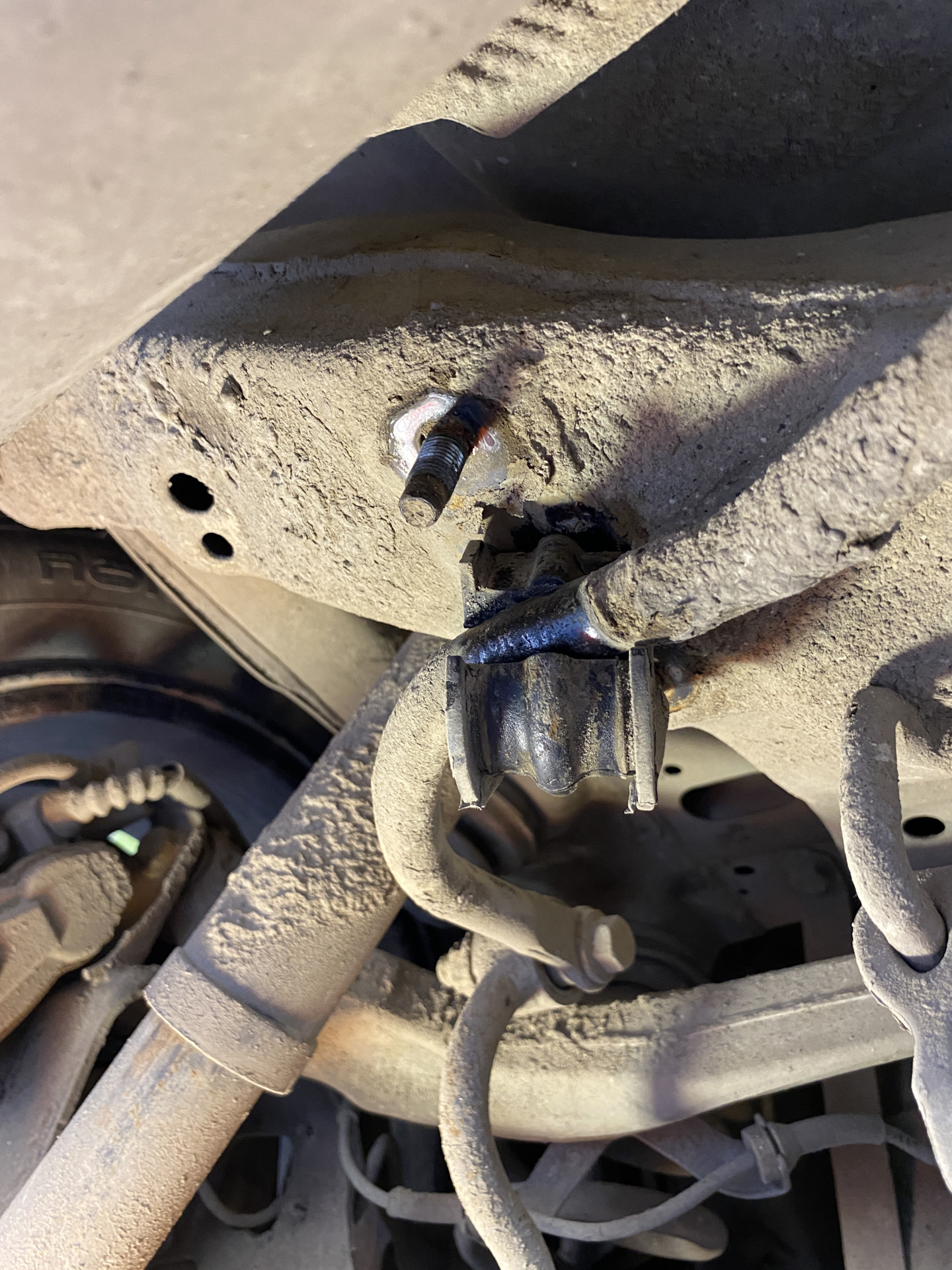 Замена втулок заднего стабилизатора — Nissan Qashqai (2G), 2 л, 2014 ...