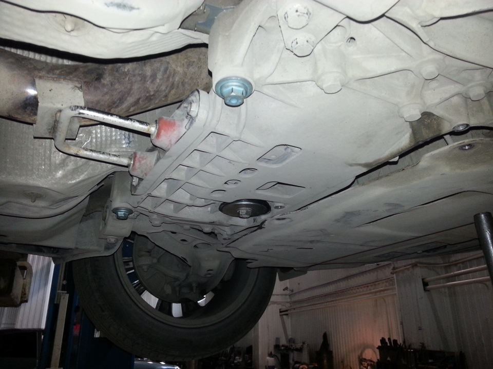 Замена болтов подрамника, хомута глушителя и вставка в опору КПП ...