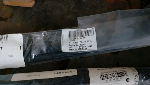 4F0854327A01C Молдинг стекла лобового лев AUDI A6 C6 2005- VAG ...