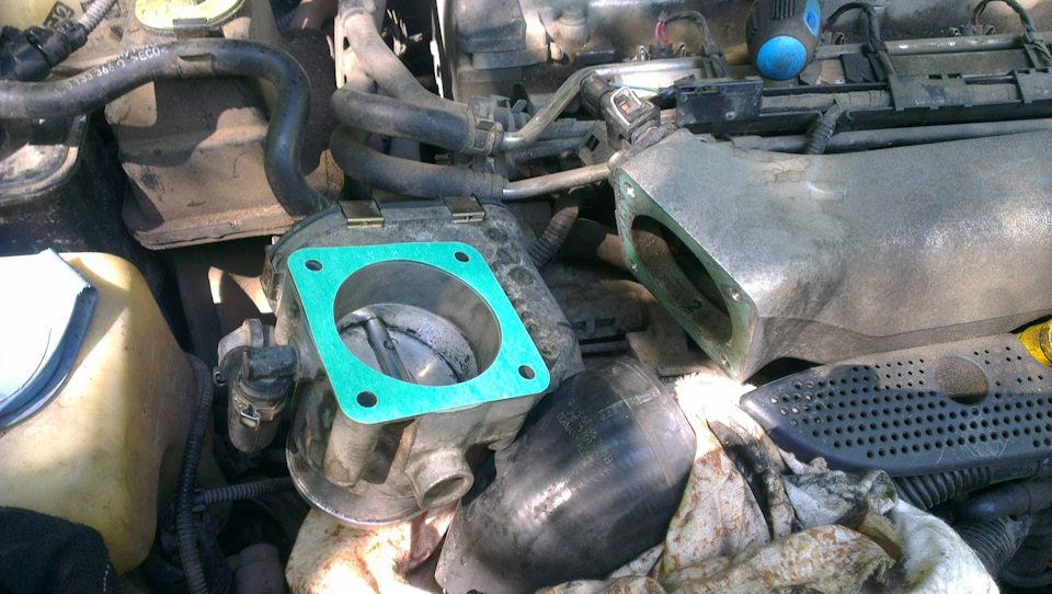 Замена прокладки дросселя и замена колечек на форсунках. — Volkswagen ...