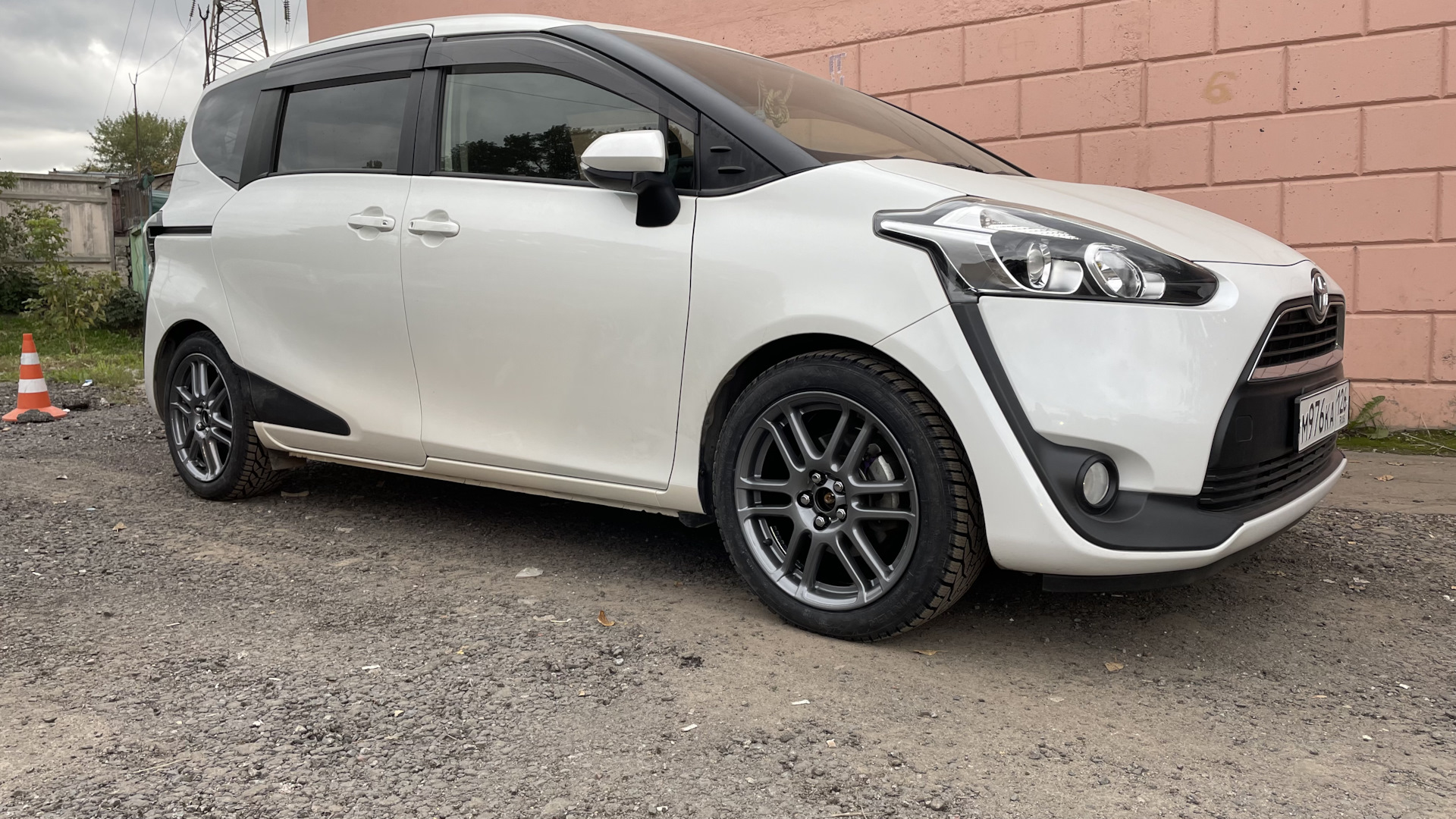 205/50/17-sienta 2016 — Toyota Sienta (2G), 1,5 л, 2017 года | колёсные диски | DRIVE2