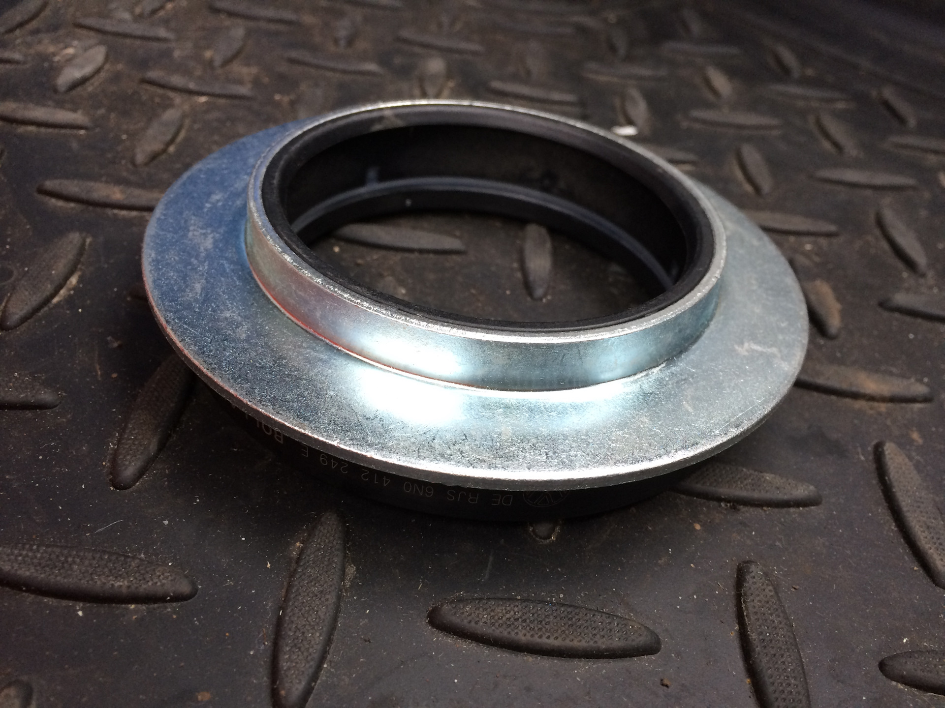 Замена передних стоек амортизатора, опорных подшипников и рулевой тяги ...