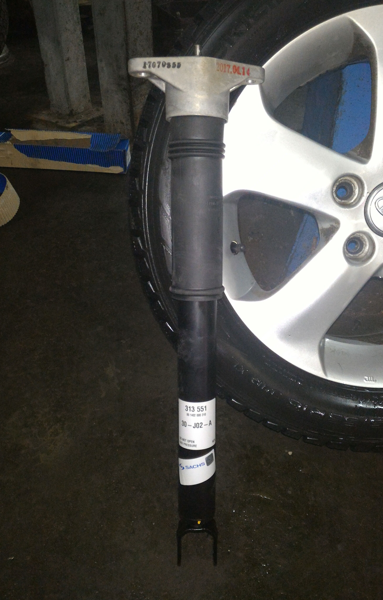 Задние амортизаторы SACHS и оригинальные опоры. — KIA Ceed (1G), 1,6 л ...