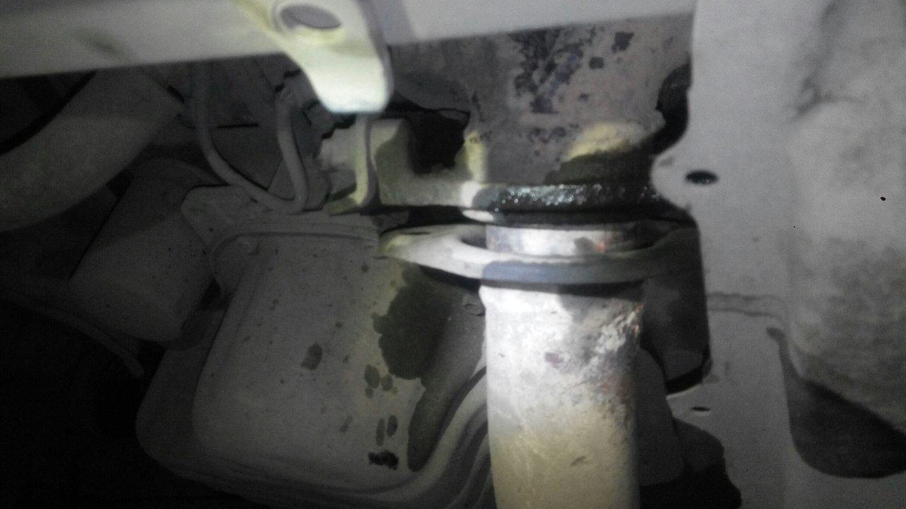 Замена прокладки выхлопной трубы — Toyota RAV4 (II), 2 л, 2001 года ...