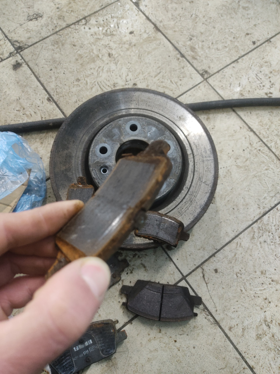 Замена дисков и колодок — Chevrolet Equinox (3G), 1,5 л, 2019 года ...