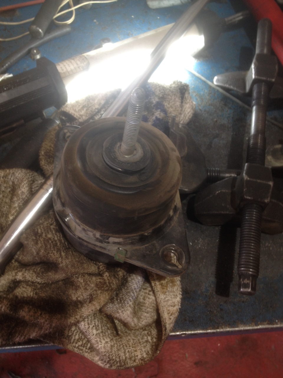 Замена подушек двигателя и масла — Ford Mustang (5G), 4 л, 2009 года ...