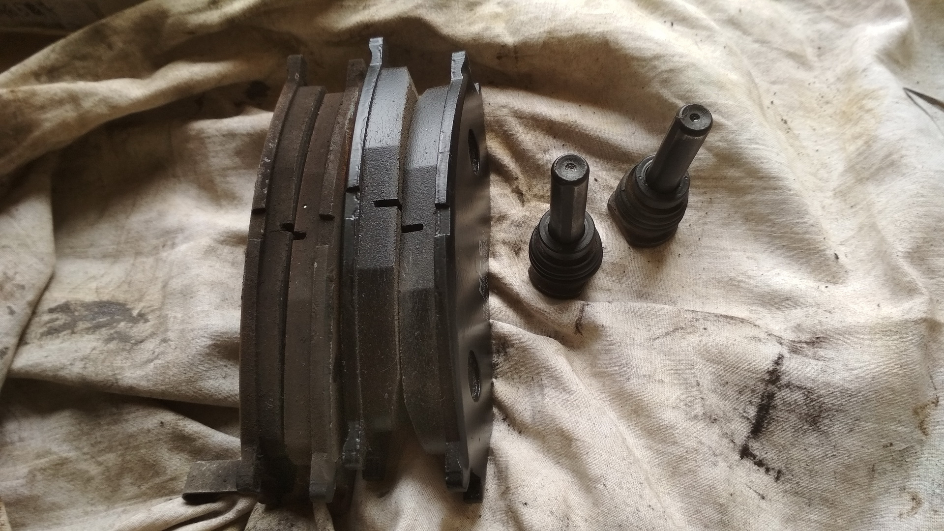 Опоры передних амортизаторов и передние тормоза — Nissan Almera Classic ...