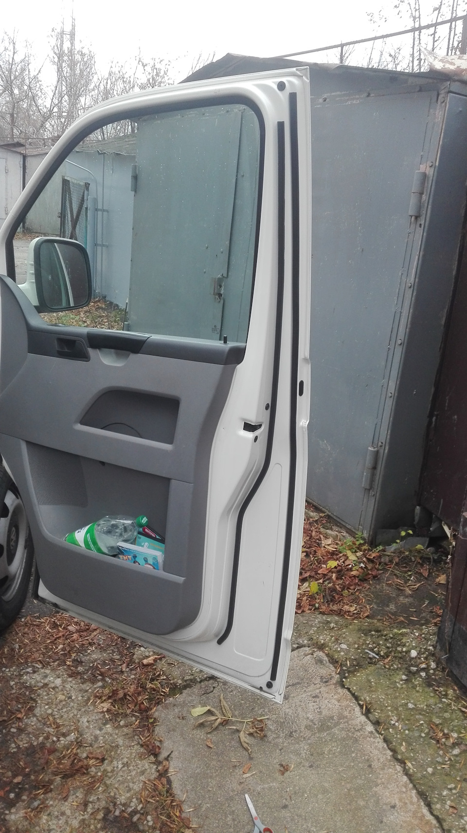 Уплотнитель пассажирской двери. — Volkswagen Caravelle (T5), 2,5 л ...