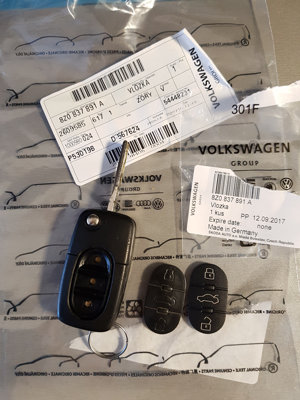 8Z0837891A Вставка с эмблемой д VAG | Запчасти на DRIVE2