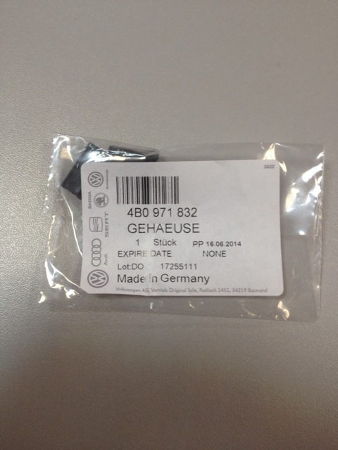 4B0971832 Корпус плоского разъёма с фиксатором контактов ( Состоит из ...