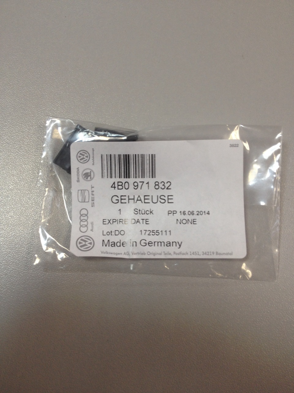 4B0971832 Корпус плоского разъёма с фиксатором контактов ( Состоит из ...