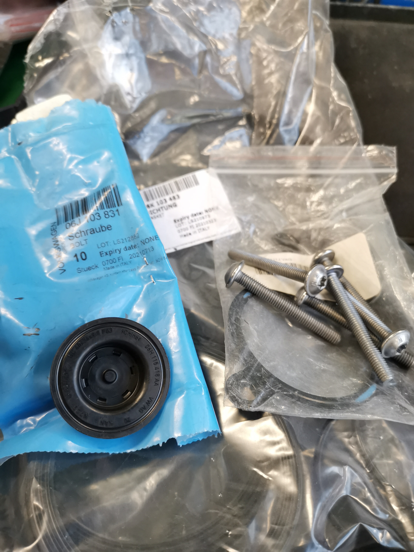 Замена маслосъемных колпачков №1 — Skoda Kodiaq (1G), 2 л, 2019 года ...