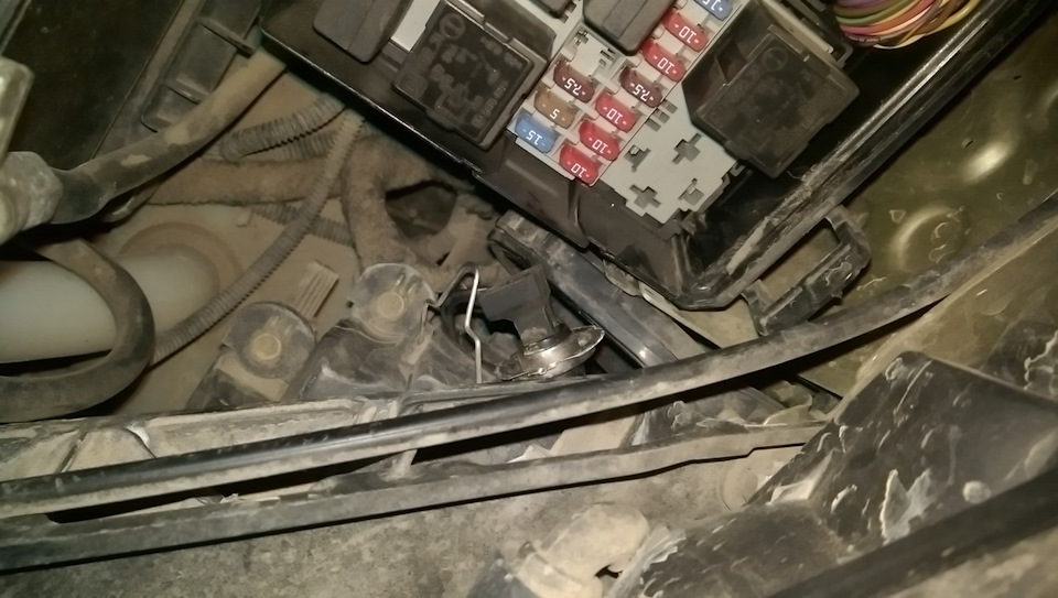 Замена ламп ближнего света — Opel Corsa D, 1,2 л, 2008 года | своими ...