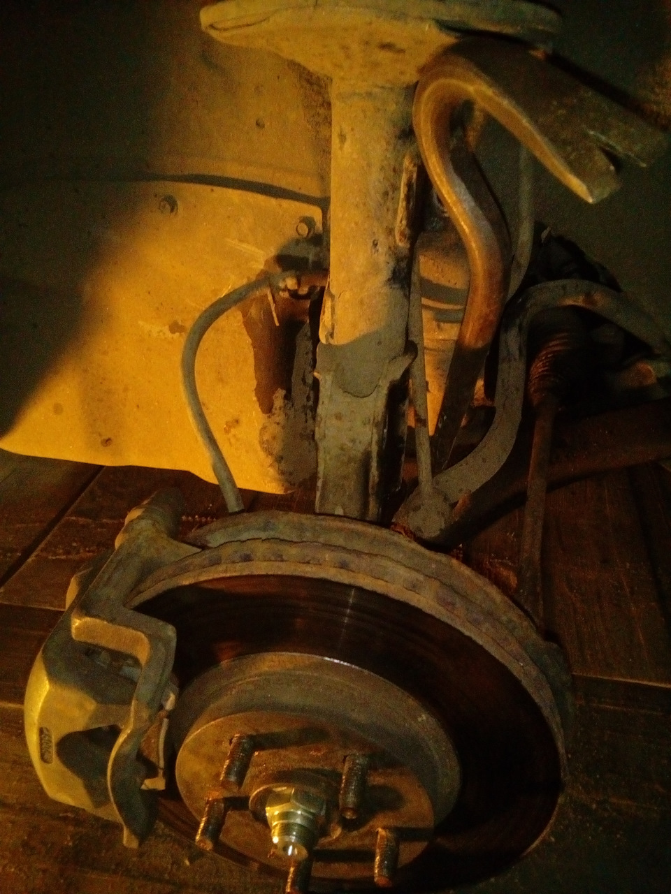 Замена передних стоек — Toyota Matrix (1G), 1,8 л, 2002 года | своими ...