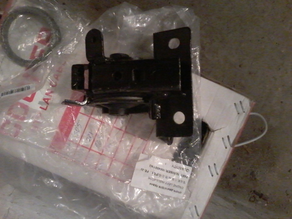 1064001143 Опора двигателя левая GEELY | Запчасти на DRIVE2